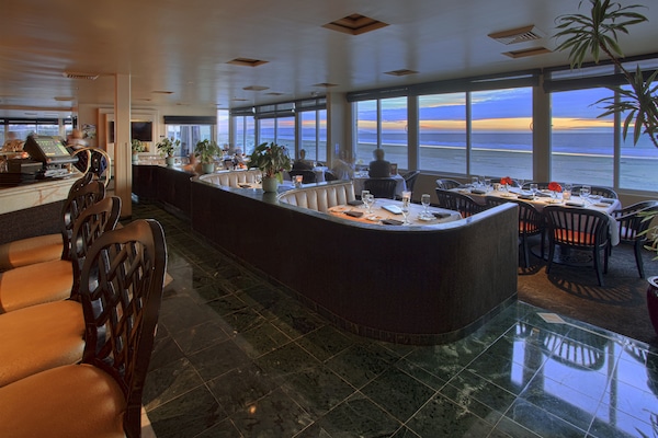 Serviço de jantar, culinária americana, vistas para o mar