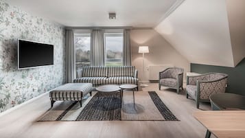 Roupas de cama antialérgicas, cofres nos quartos, escrivaninha