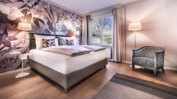 Roupas de cama antialérgicas, cofres nos quartos, escrivaninha