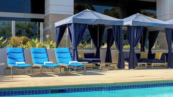 Piscina exterior, da(s) 6:00 à(s) 23:00, guarda-sóis, espreguiçadeiras