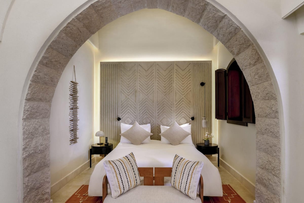 Suíte júnior, 1 cama Queen, vista para o mar | Roupas de cama antialérgicas, frigobar, cofres nos quartos