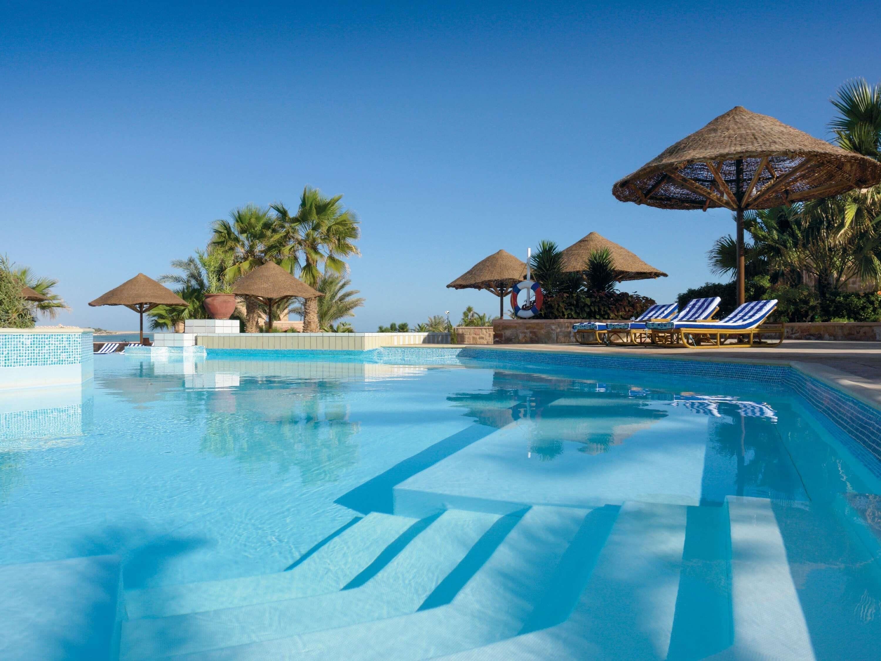 4 piscinas externas, funciona das 6h às 18h, guarda-sóis