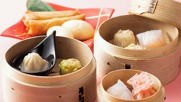 Diversos tipos de dumplings asiáticos tradicionais em cestos de bambu.