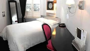Privilege Single / Double | Minibar, cofre no quarto, com decoração personalizada, secretária