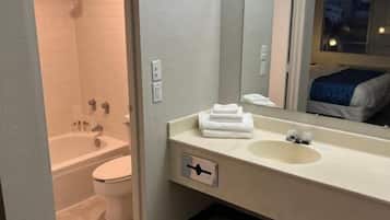 Quarto, 1 cama queen-size, não fumadores | Casa de banho | Um secador de cabelo, toalhas fornecidas