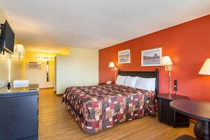 Quarto, 1 cama King (Upstairs) | Escrivaninha, ferros/tábuas de passar roupa, roupa de cama