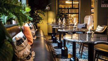 Pequenos-almoços, almoços, jantares servidos, cozinha local