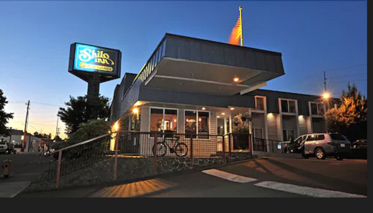 Shilo Inn Rose Garden - Oregon Reviews, Deals & Photos 2023 - Expedia
