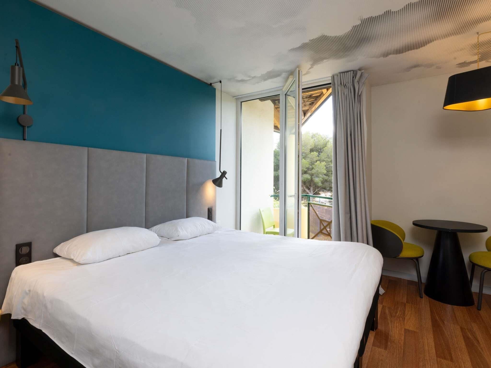 Quarto standard, 1 cama de casal | Escrivaninha, quartos à prova de som, ferros/tábuas de passar roupa