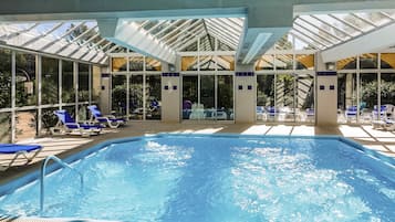 Piscina interna, espreguiçadeiras