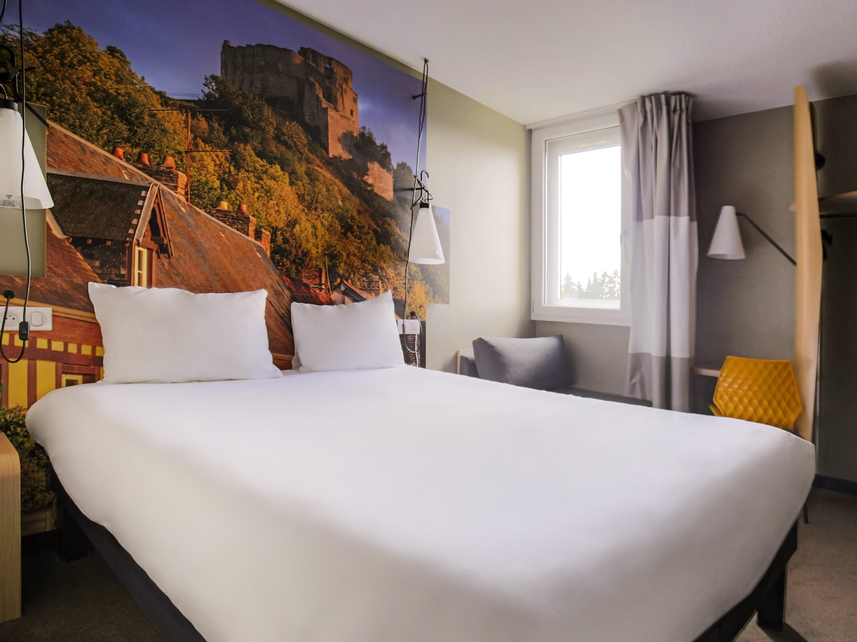 Quarto casal standard, 1 cama de casal | Cofres nos quartos, escrivaninha, quartos à prova de som