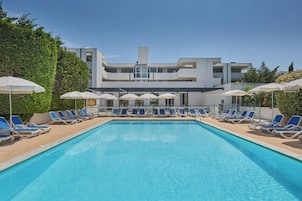 Piscina externa, espreguiçadeiras