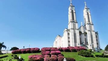 Uma igreja grande com duas torres altas e um relógio em cada torre.