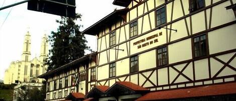 Um edifício tradicional em estilo de enxaimel com uma placa indicando