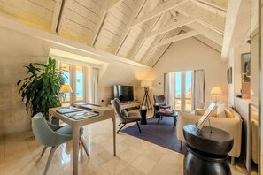 Suite, 1 cama king-size, terraço, vista para o oceano (Imperial Amaral) | Sala de estar | TV de ecrã plano, base para iPod, escritórios 