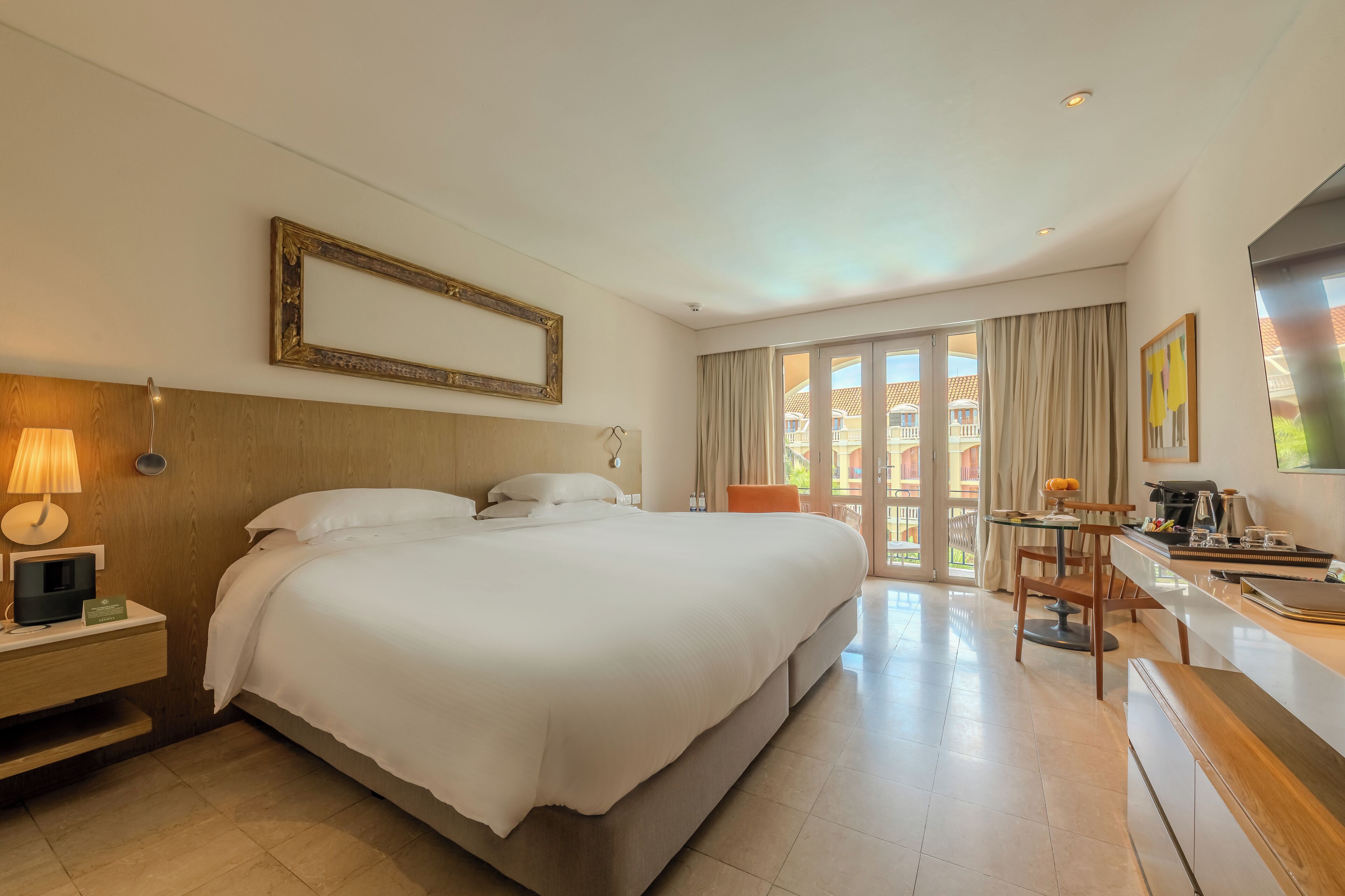 Quarto Superior, 1 cama king-size, varanda, vista para o jardim | Roupa de alta qualidade, edredões de penas, minibar, cofre no quarto 