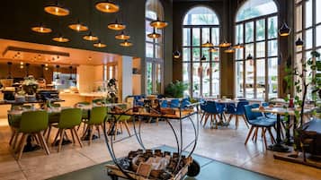 Café da manhã com buffet todos os dias (USD 35 por pessoa)