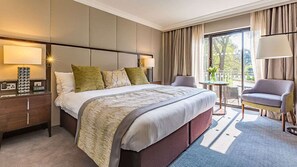 Quarto Duplo Deluxe, vista para o jardim | Roupa de alta qualidade, cofre no quarto, secretária 