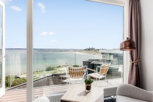 Quarto casal superior, vista para o mar (Without Spa Access) | Roupas de cama antialérgicas, cofres nos quartos, cortinas blackout