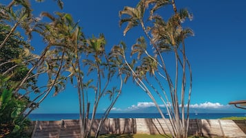 Na praia, areia branca, barracas de praia (sobretaxa), espreguiçadeiras