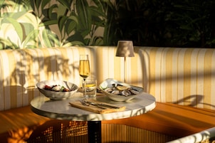 Serviço de café da manhã, almoço, jantar; vistas para a piscina