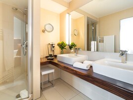 Produtos de toalete grátis, secador de cabelo, roupões de banho 