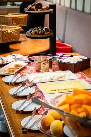 Pequeno-almoço tipo buffet diário incluído 