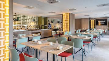 Café da manhã com buffet todos os dias (EUR 17 por pessoa)