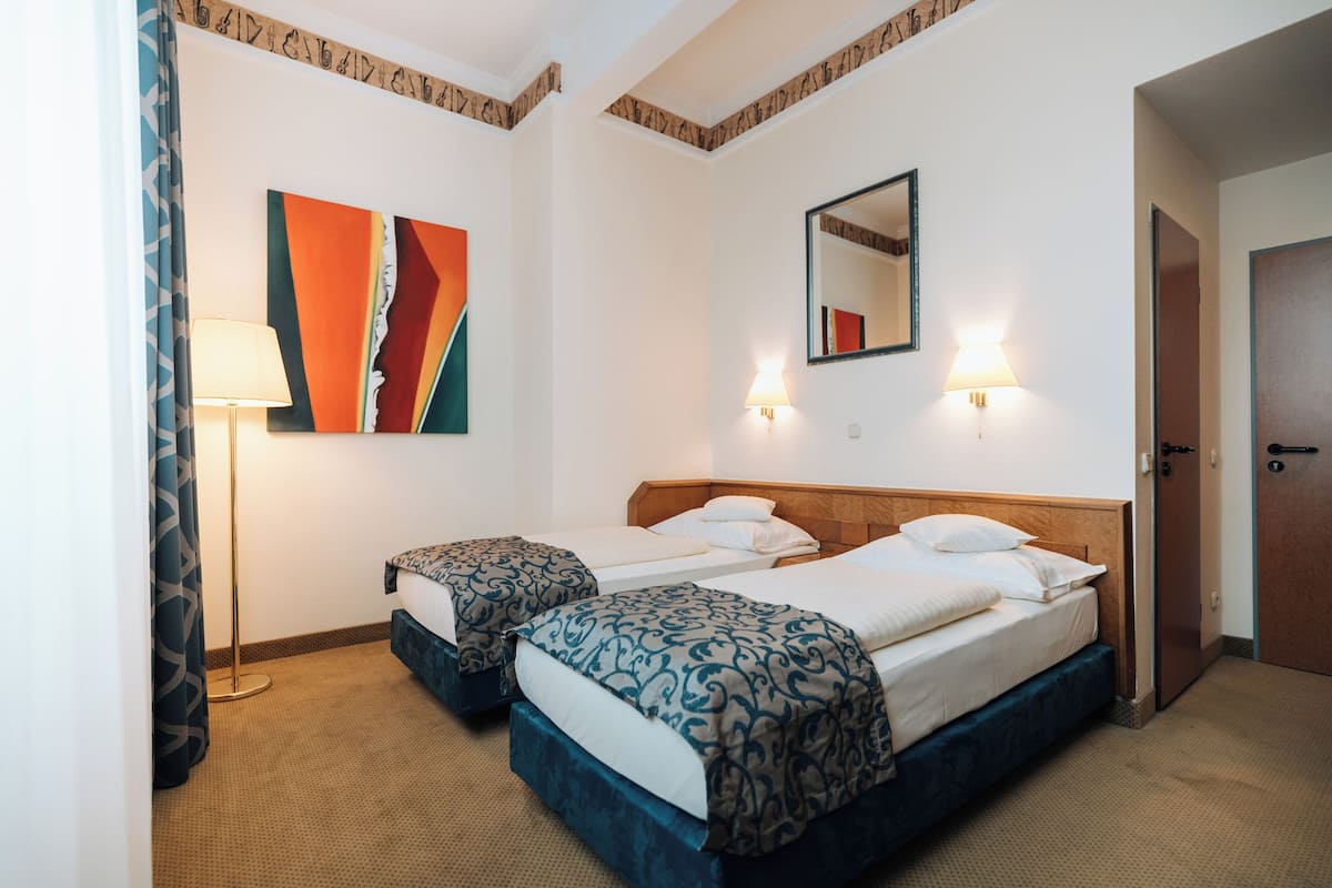 Roupas de cama premium, camas Select Comfort, frigobar