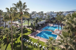 2 piscinas exteriores, guarda-sóis, espreguiçadeiras