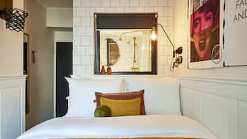 Quarto solteiro standard | Cofres nos quartos, escrivaninha, espaço de trabalho para notebook