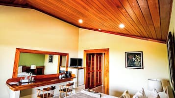 Quarto Duplo Superior, 2 camas de casal, varanda, vista para o jardim | Cofre no quarto, secretária, berços/camas para crianças