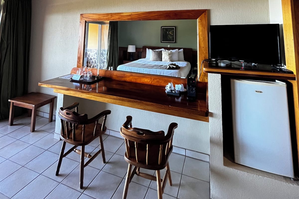 Quarto Duplo Standard, vista para o jardim | Cofre no quarto, secretária, berços/camas para crianças