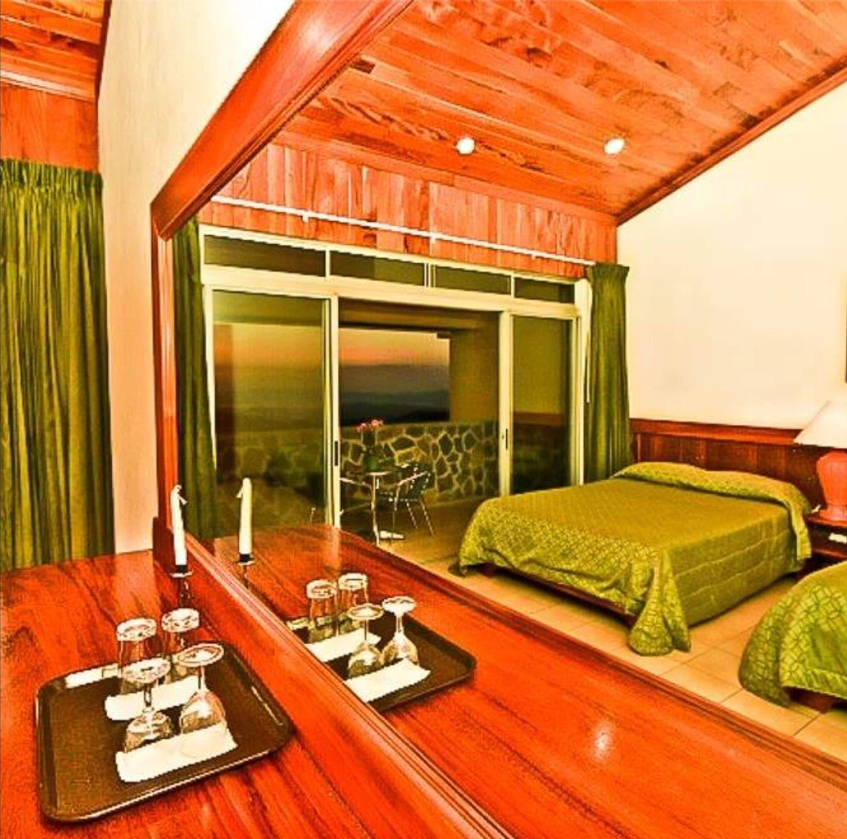 Cofre no quarto, secretária, berços/camas para crianças 