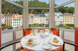 Pequenos-almoços, almoços, jantares servidos, cozinha internacional 