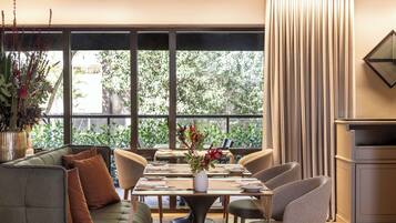 Pequenos-almoços servidos, cozinha local e internacional