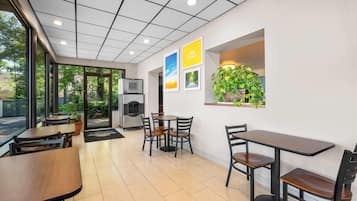 Café da manhã para viagem grátis todos os dias