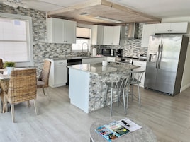 Casa de Férias, 2 quartos, vista para a baía | Cozinha privada | Um frigorífico, um micro-ondas, uma placa de cozinha 