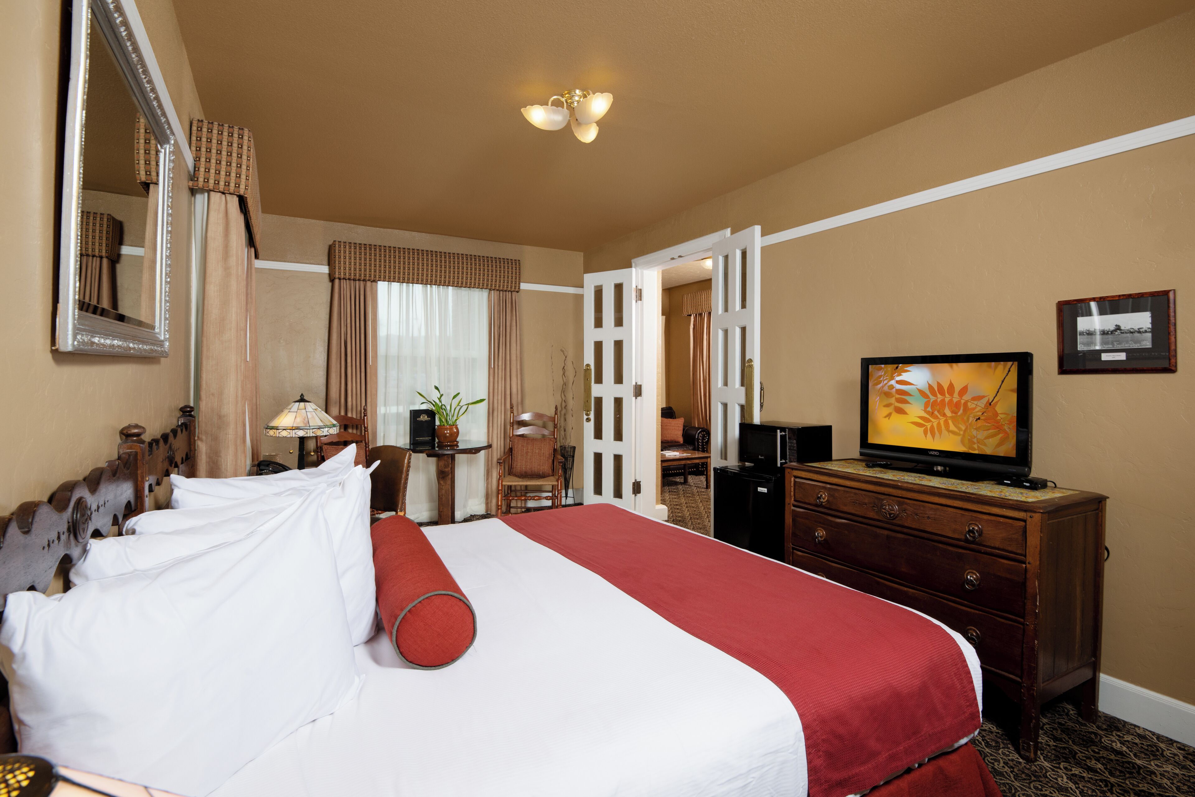 Suíte, 1 cama King e sofá-cama | Roupas de cama premium, escrivaninha, cortinas blackout