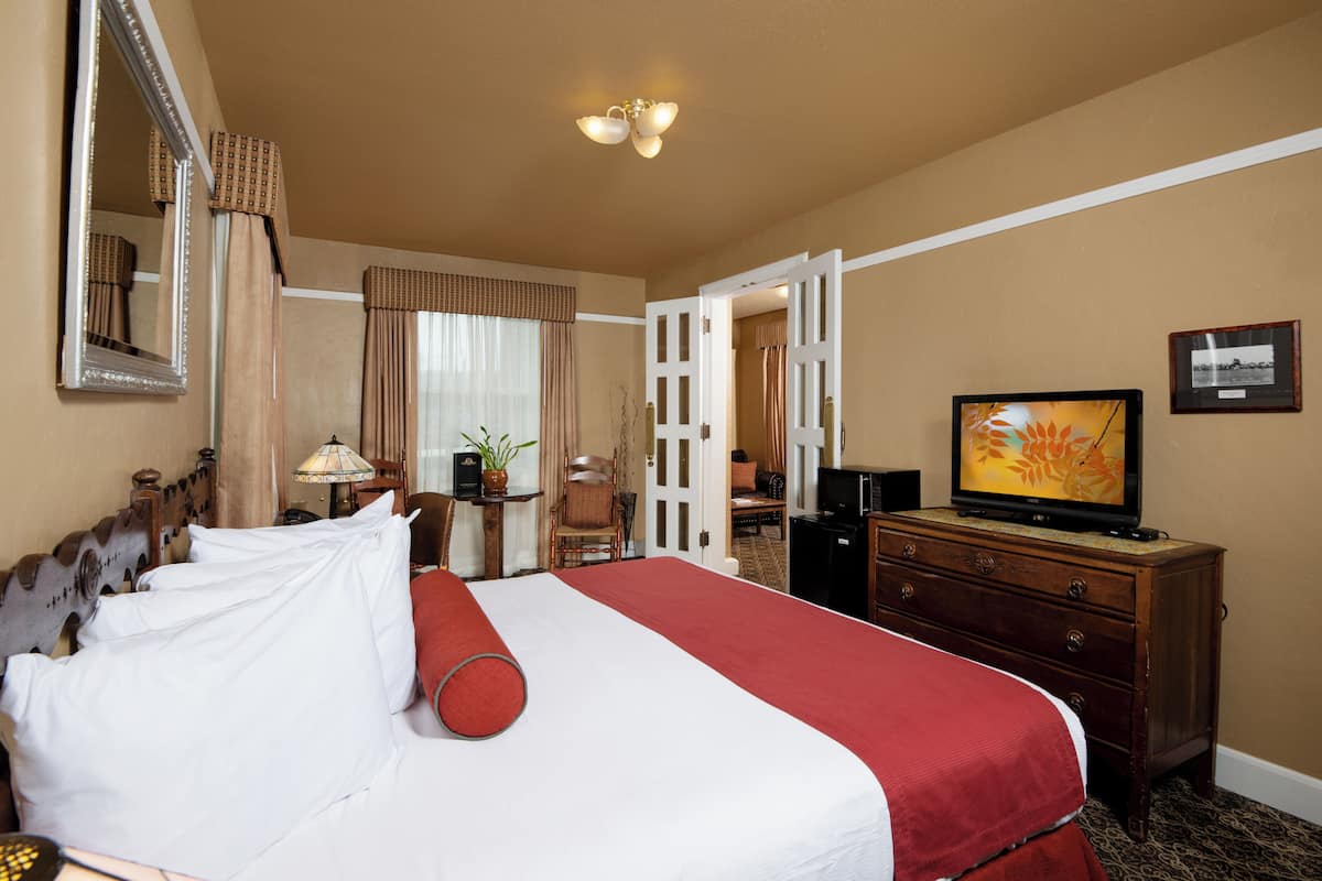 Suíte, 1 cama King e sofá-cama | Roupas de cama premium, escrivaninha, cortinas blackout