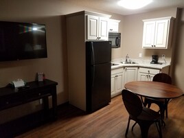 Suite, 1 Cama King-size, Não-fumadores | Kitchenette privada | Um frigorífico, um micro-ondas, Congelador