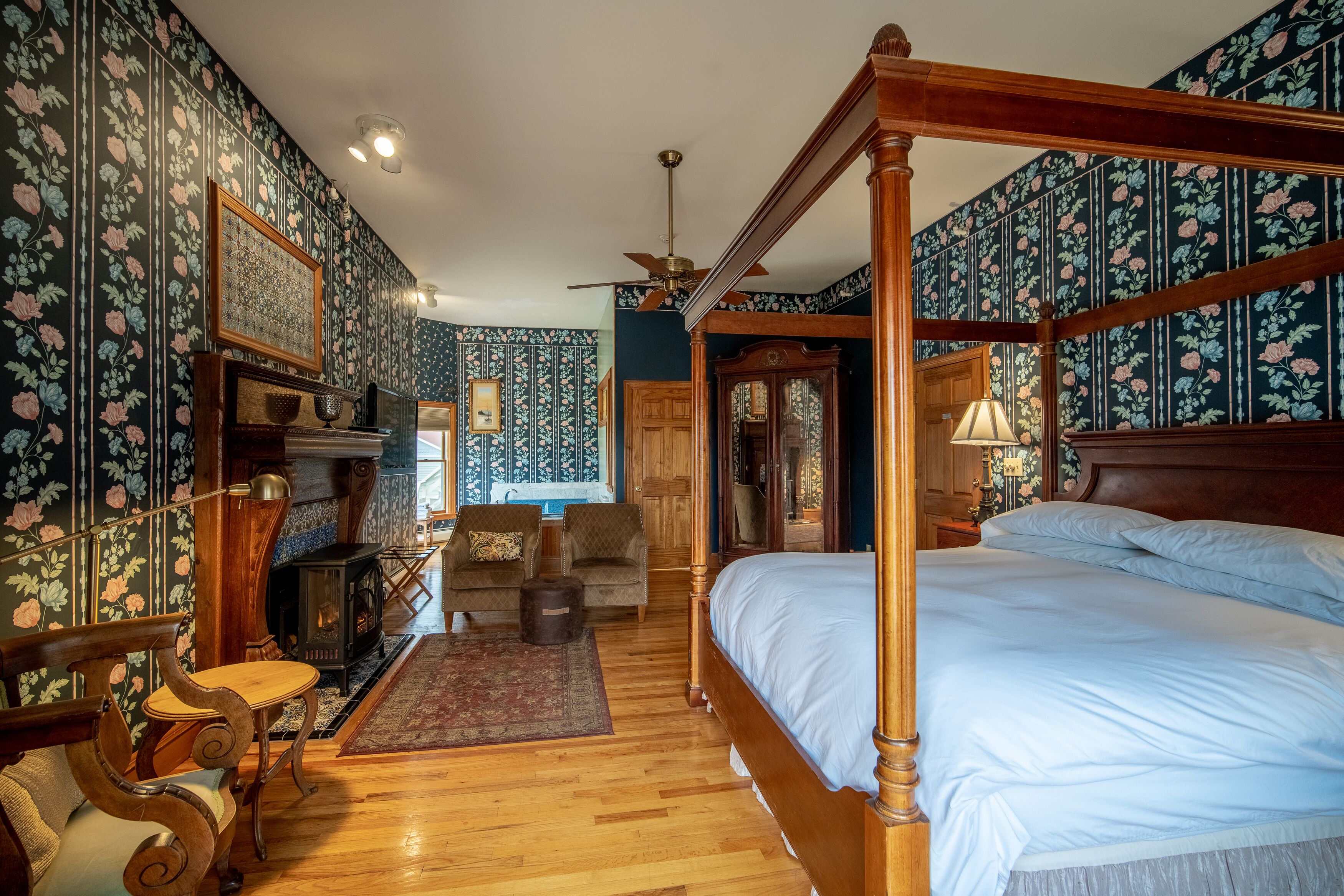 Quarto, 1 cama king-size | Roupa de alta qualidade, edredões de penas, com decoração personalizada 