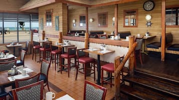 3 restaurantes, é servido café da manhã