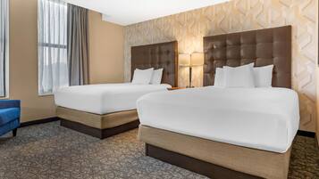Secretária, cortinas/cortinados opacos, ferro/tábua de engomar