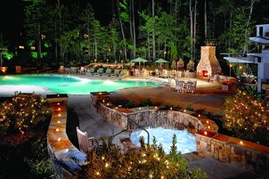 Piscina externa sazonal, funciona das 8h às 20h, guarda-sóis