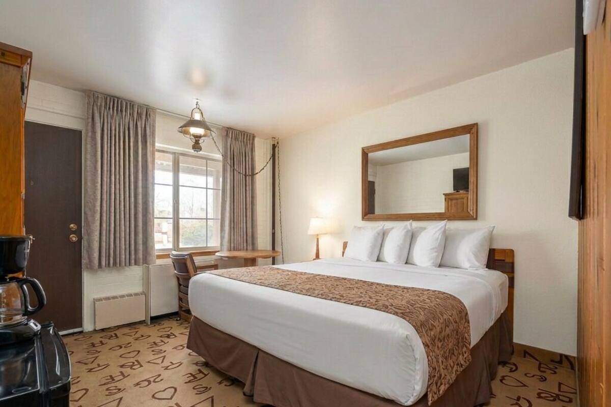 Quarto Standard, 1 cama king-size | Roupa de alta qualidade, camas de colchão pillowtop, secretária 