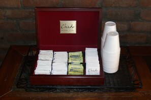 Conjunto de chá Chado High Tea com saquinhos de chá e xícaras em um tabuleiro.