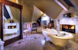 Suite de Luxo, 1 cama king-size | Casa de banho | Uma banheira de imersão total, artigos de higiene pessoal grátis 