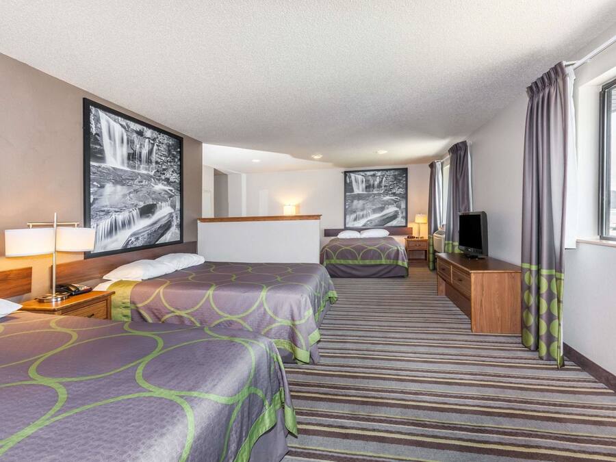 Suíte estúdio, várias camas, para não fumantes | Cofres nos quartos, escrivaninha, espaço de trabalho para notebook