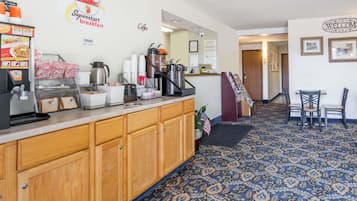Um balcão de café da manhã com máquinas de café, um quadro de cardápio e uma placa com a inscrição "Superstart breakfast".
